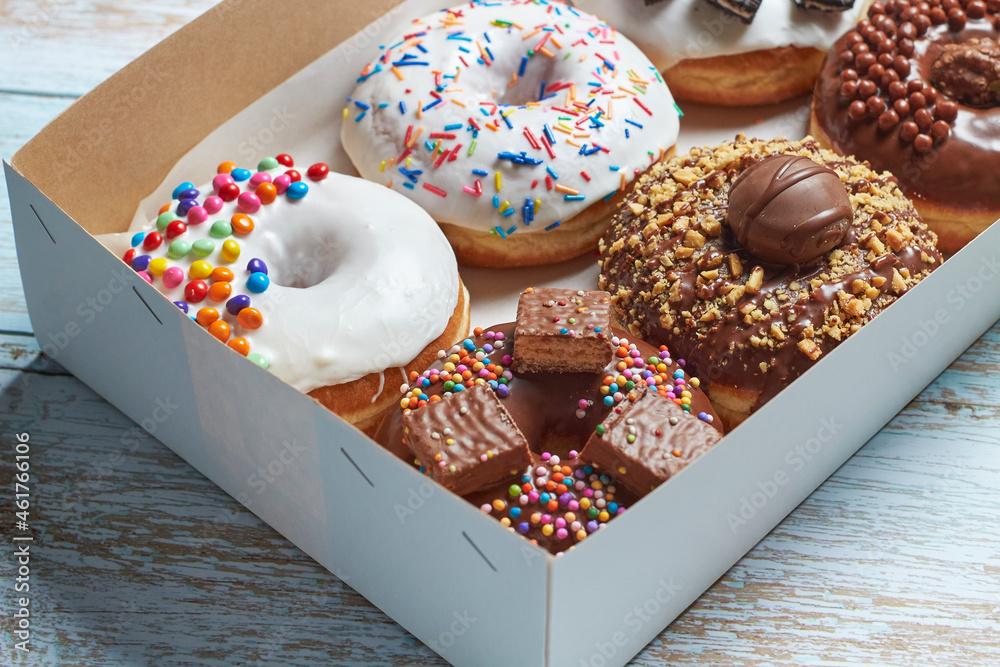 Caja de donas clásicas decoradas con diferentes topping o dulces. Stock ...