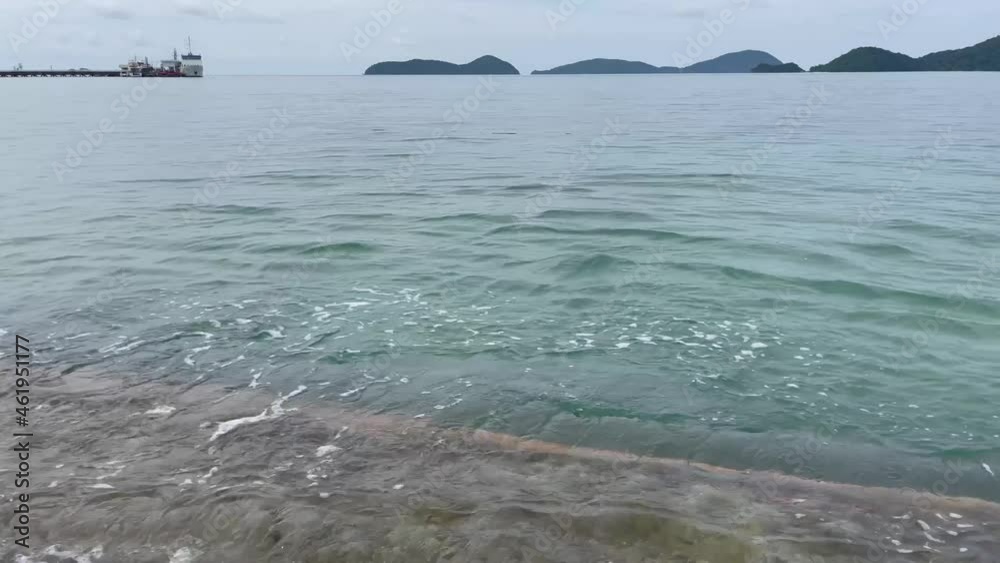 Vidéo Stock Stone embankment and the sea close-up. Water rolls over the ...