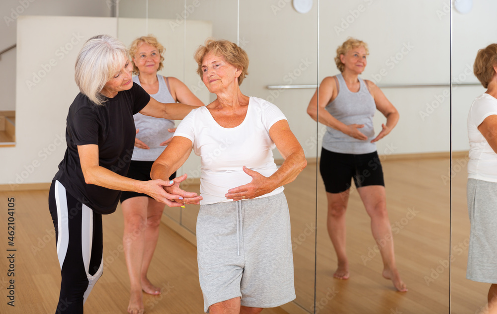Foto de Female dance instructor teaching interested elderly woman ...