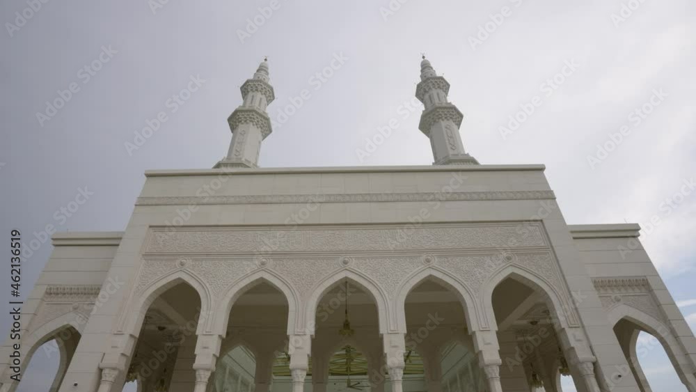 Vídeo do Stock: Beautiful Islamic architecture of Masjid Sri Sendayan ...