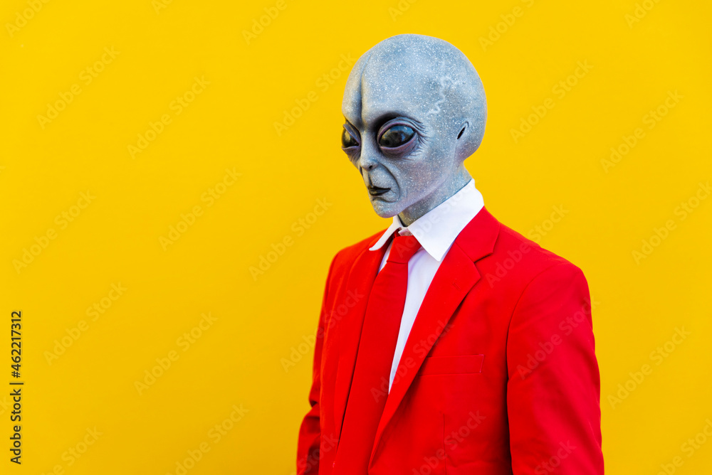 Foto de Portrait of man wearing alien costume and bright red suit do ...