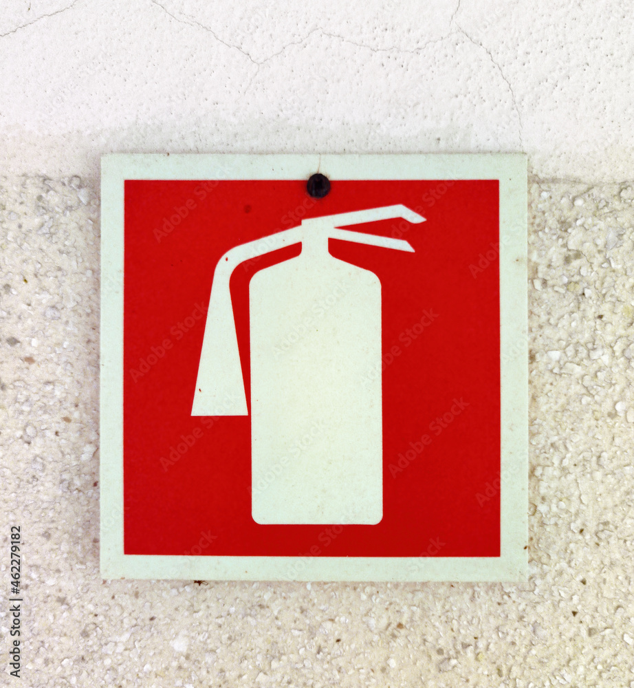 Sinal de extintor de incêndios numa parede Stock Photo | Adobe Stock