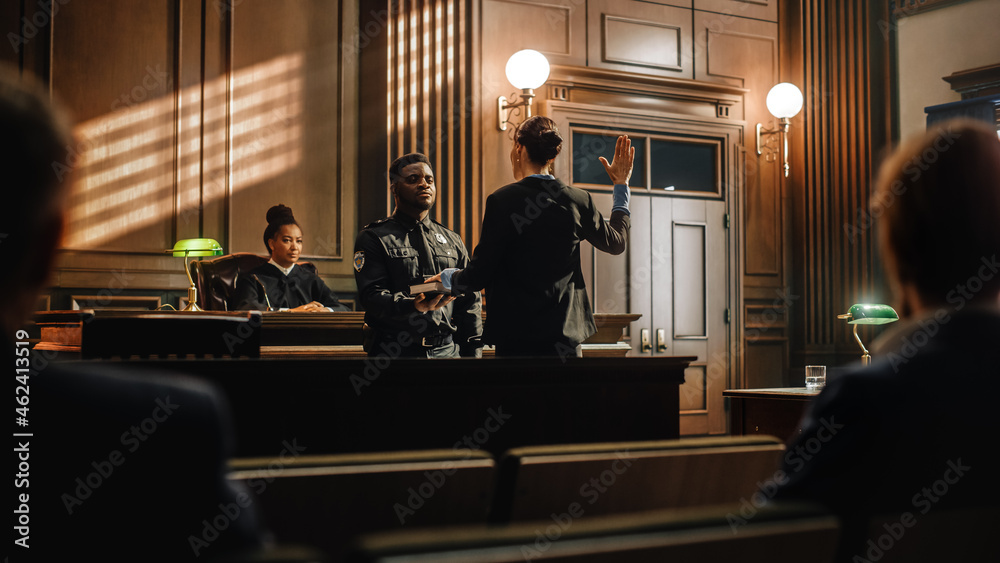 Foto Stock Law and Justice Court Case Witness Solemnly Swears that the ...