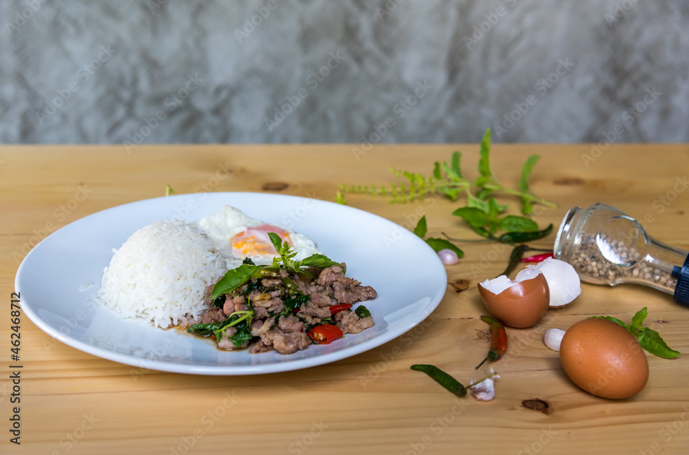 Fotka „Rice topped of Food Rice topped with stir-fried pork and basil ...