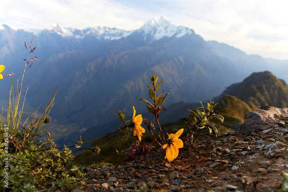 Nevado Verónica desde el Inti Punku en Urubamba, Cusco. Stock Photo ...
