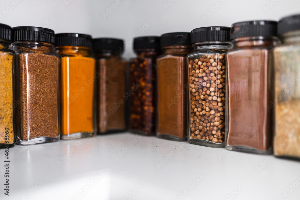 Foto Stock spices seeds and seasonings in matching spice jars on tidy ...