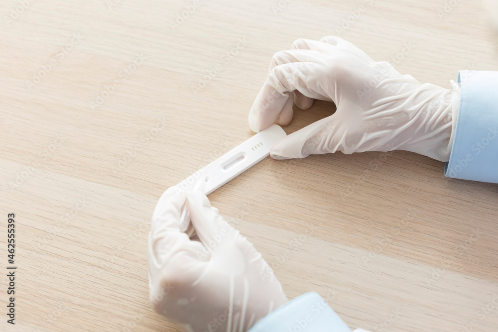 Foto Stock Medical worker doctor holding swab sample collection kit ...