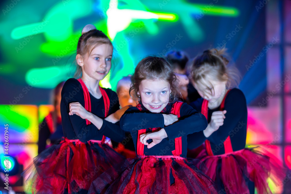 Foto de Little girls are performing a dance number. Dance for Helovinna ...