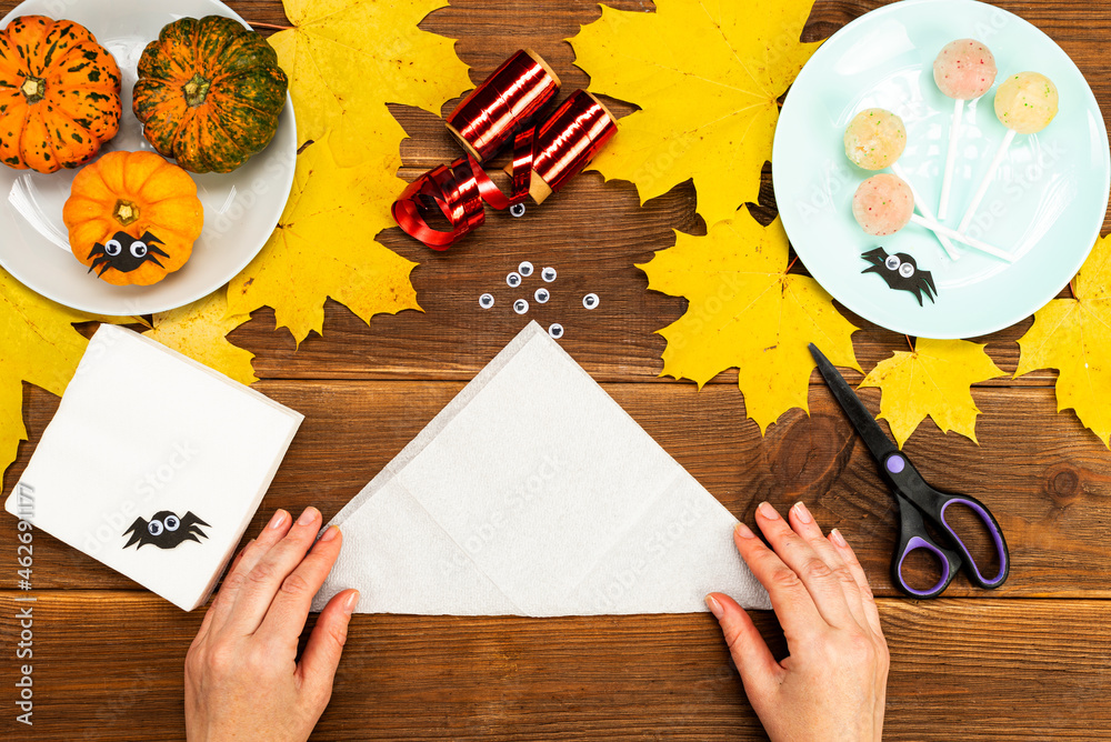 We make gifts for Halloween. Making ghosts from napkins and candy ...
