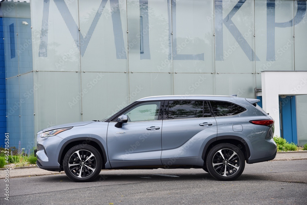 Toyota Highlander hybrid 4x4. Fully hybrid car with two electric motors ...