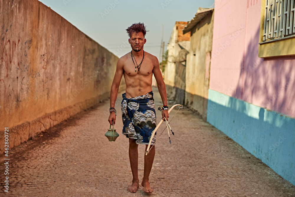 Foto de Tribal man with his traditional arch and arrows walking in an ...