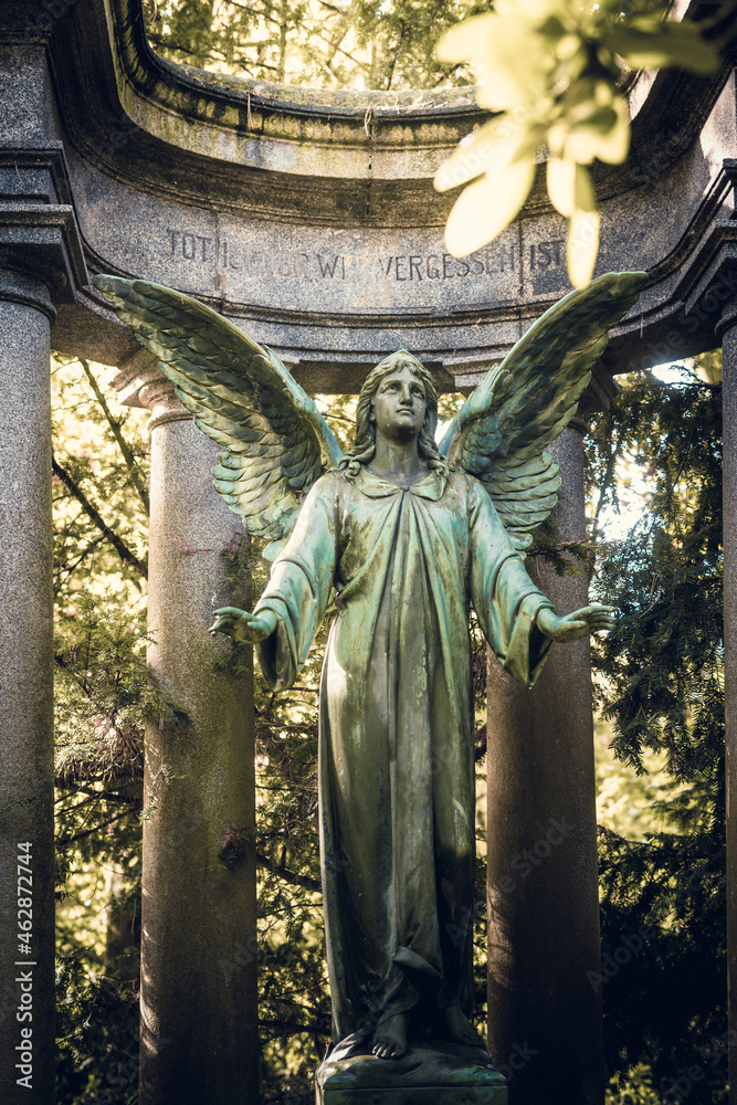 Engel Statue auf einem Friedhof Hochformat Stock Photo | Adobe Stock
