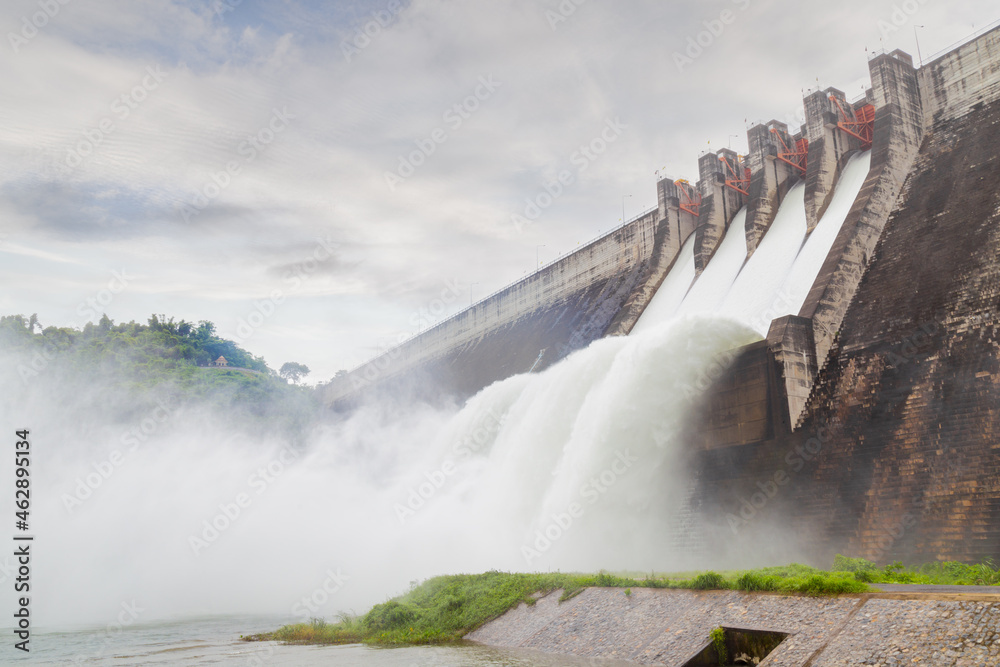 The dam Khun Dan Prakarn Chon is a dam with hydroelectric power plant ...
