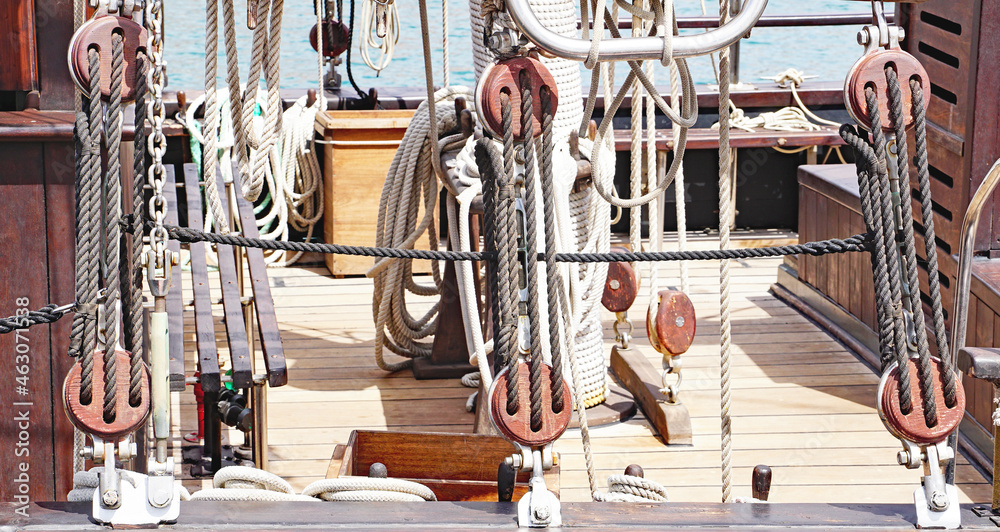 Foto de Detalle de la jarcia y aparejos de un velero antiguo do Stock ...