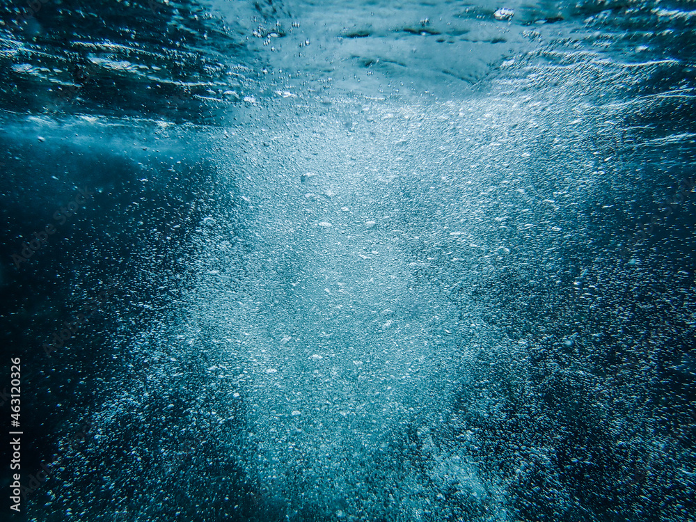 Bubbles under the sea in the crystal clear green sea water ...