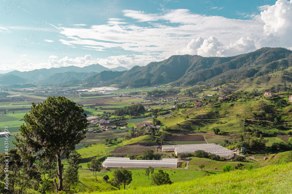 Vista panorámica desde el valle de Constanza rodeado de montañas, el ...