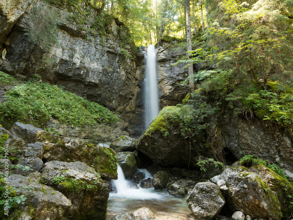 Wanderung mit leichter Steigung zum Sibli-Wasserfall. Versteckt im Wald ...