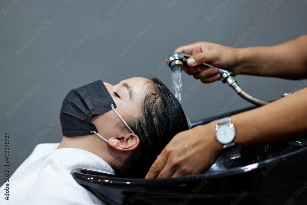 Lavado De Cabello En Estética Para Preparar El Corte De Pelo Foto De