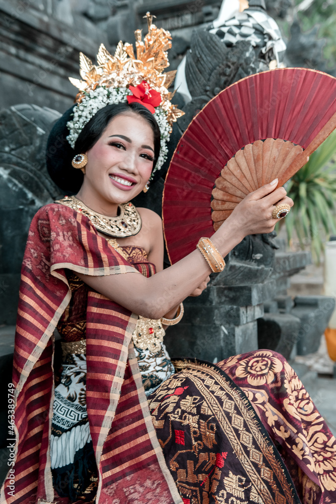 Balinese woman in traditional costume and hand fan, indonesian girl ...
