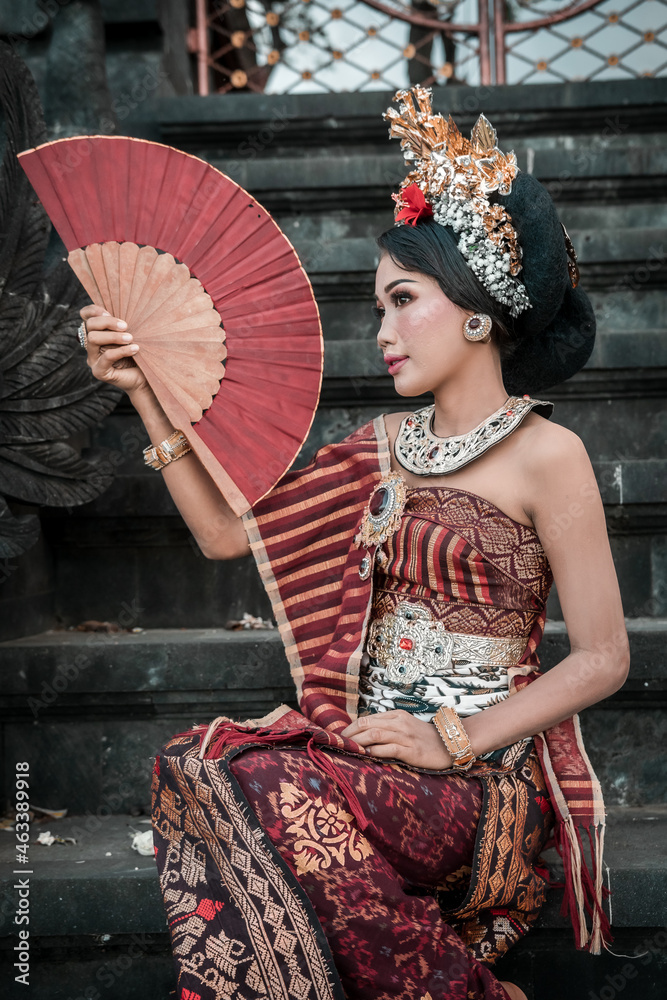 Balinese woman in traditional costume and hand fan, indonesian girl ...