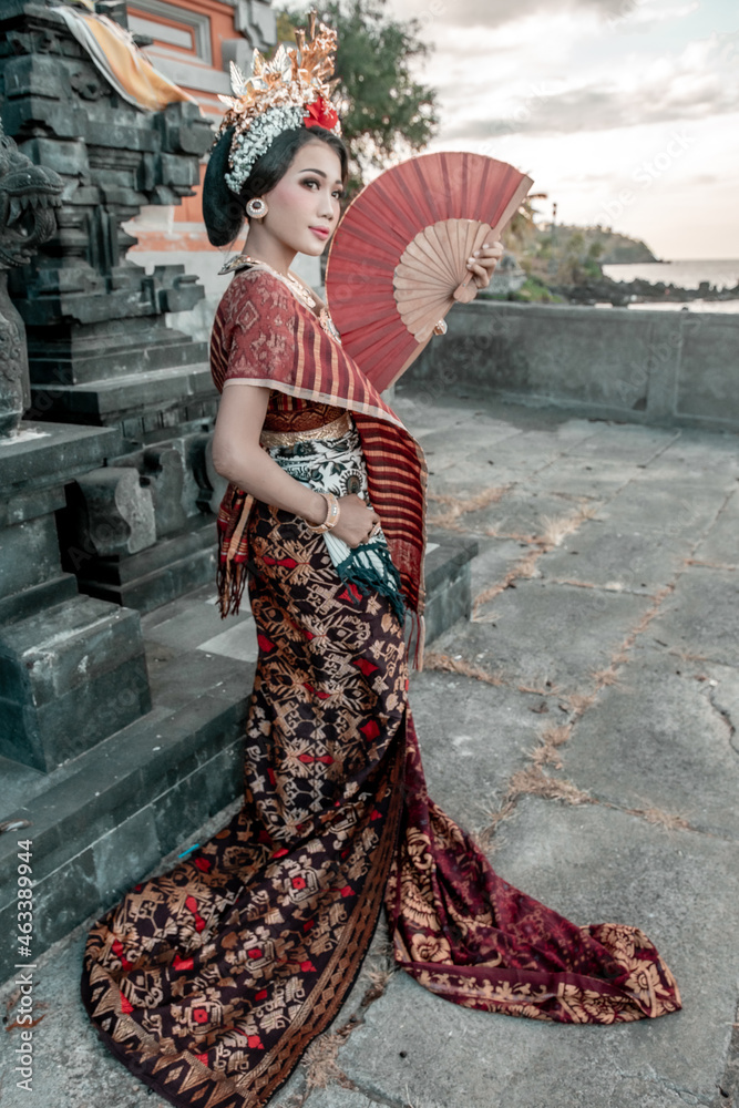 Balinese woman in traditional costume and hand fan, indonesian girl ...
