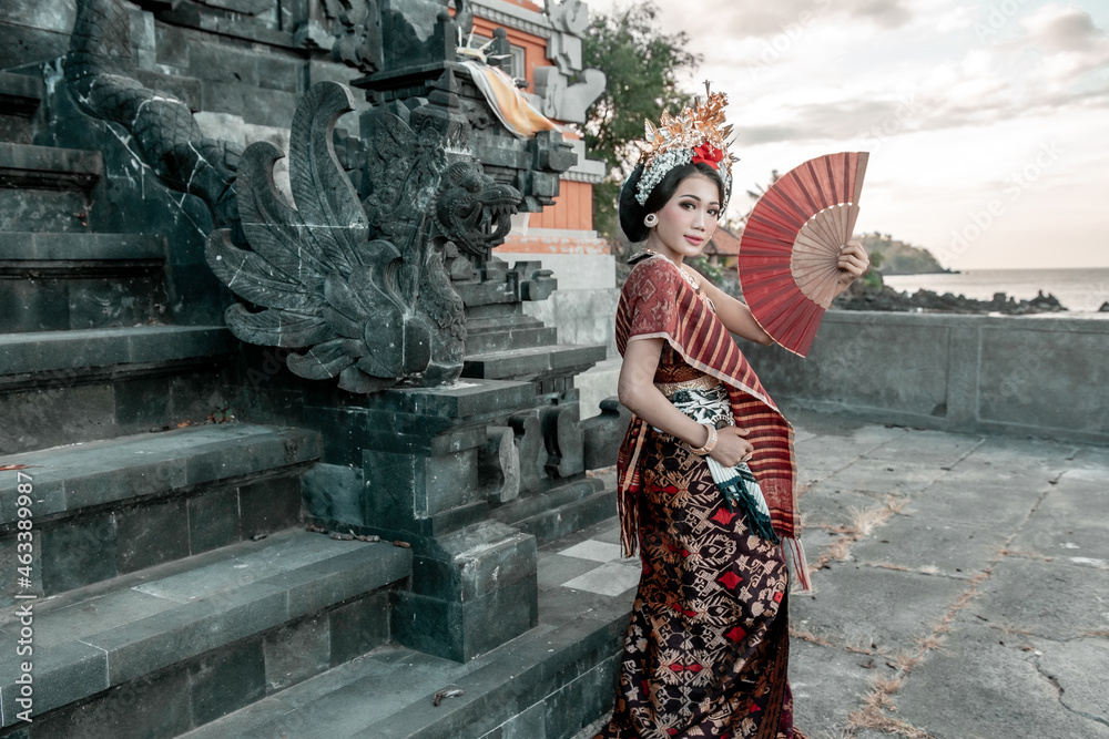 Balinese woman in traditional costume and hand fan, indonesian girl ...