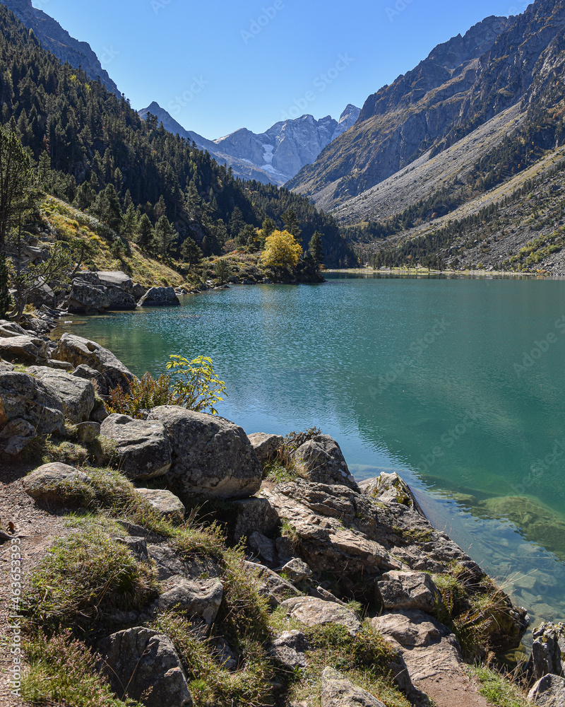 Turquoise waters of the Lac de Gaube, in the Pyrenees National Park ...