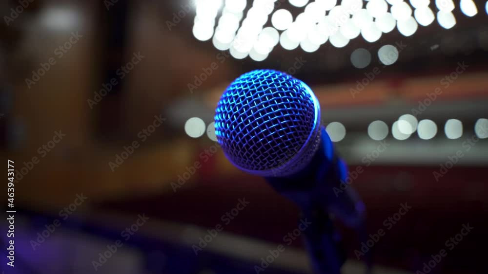 Vidéo Stock Close up View of microphone on stage facing empty ...