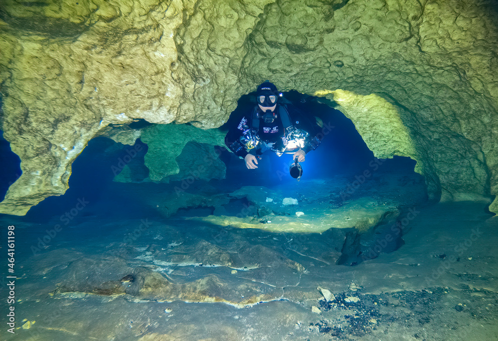 Cave Diving in the Waterhole Tunnel of Peacock Springs, Wes Skiles ...