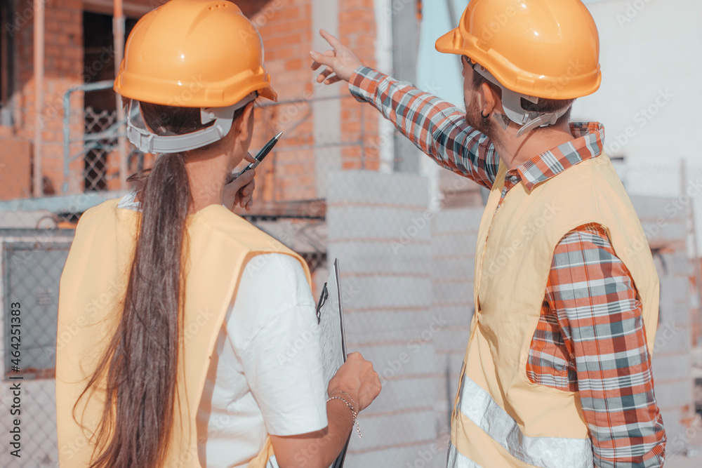 Foto Stock Joven equipo de constructores de arquitectura e ingeniería ...