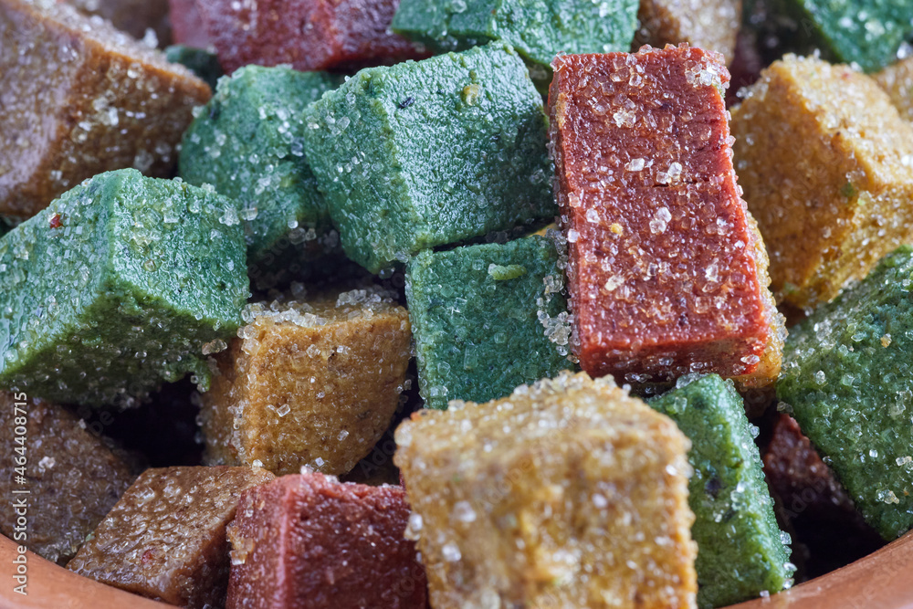 El ate es un dulce típico mexicano. Cuadritos de ate de diferentes ...