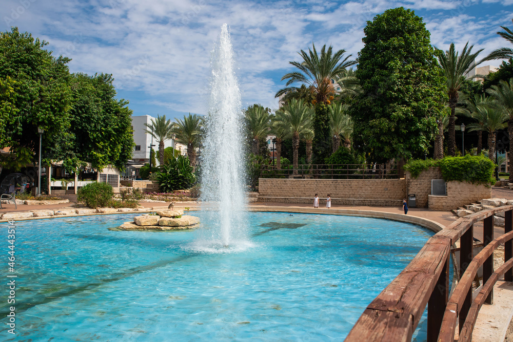 Fountains and palms in city garden park in Israel, Rishon Lezion ...