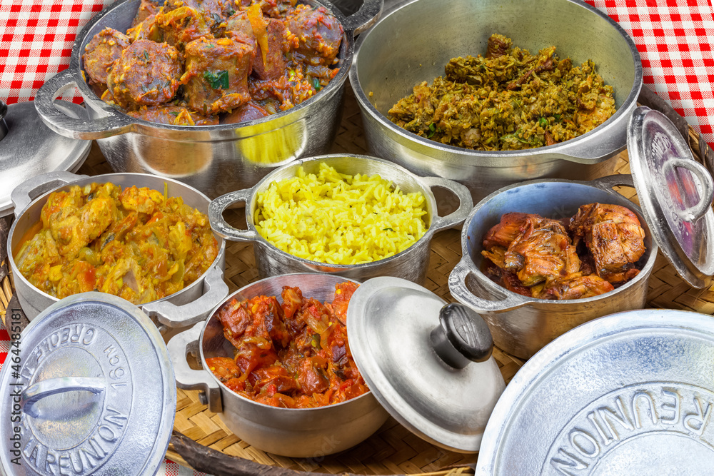 Plats emblématiques de la gastronomie réunionnaise dans de petites ...