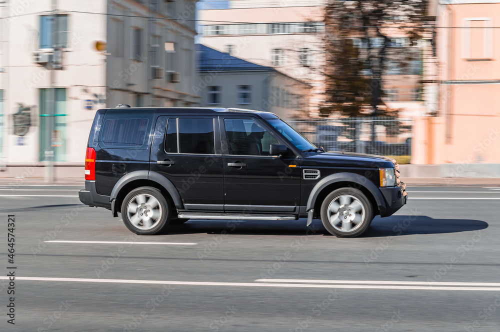 Land Rover Discovery 3 driving in city with motion blur, side view ...