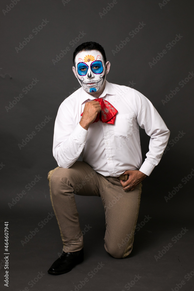 hombre maquillado de catrin para el dia de muertos como tradición ...