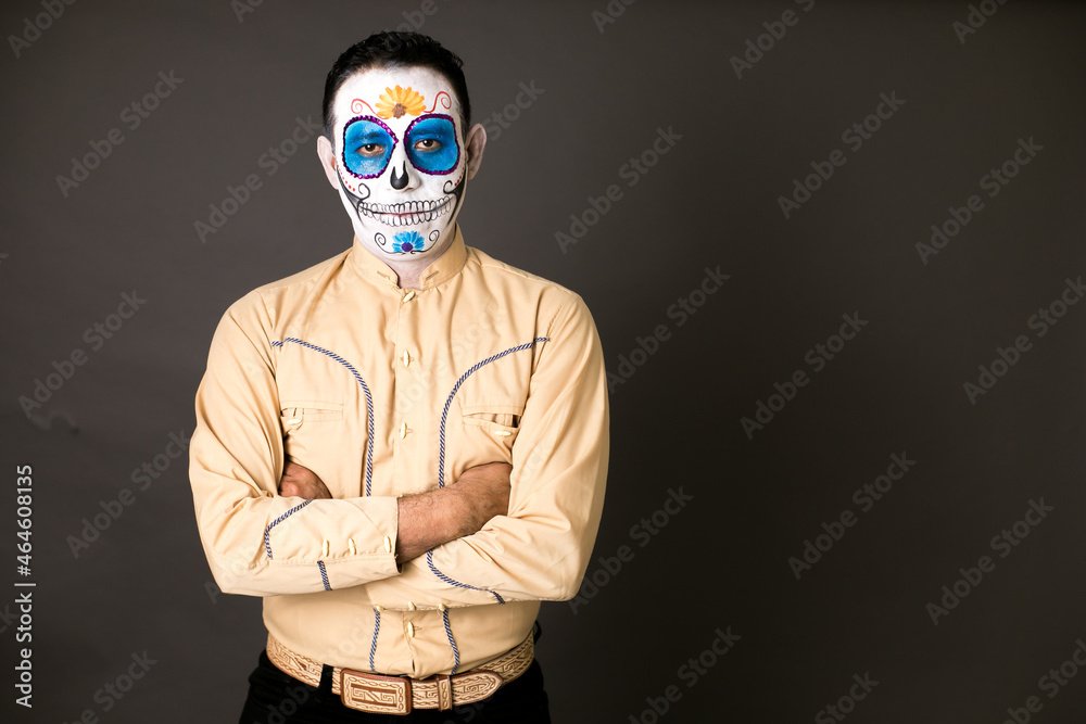 hombre maquillado de catrin para el dia de muertos como tradición ...