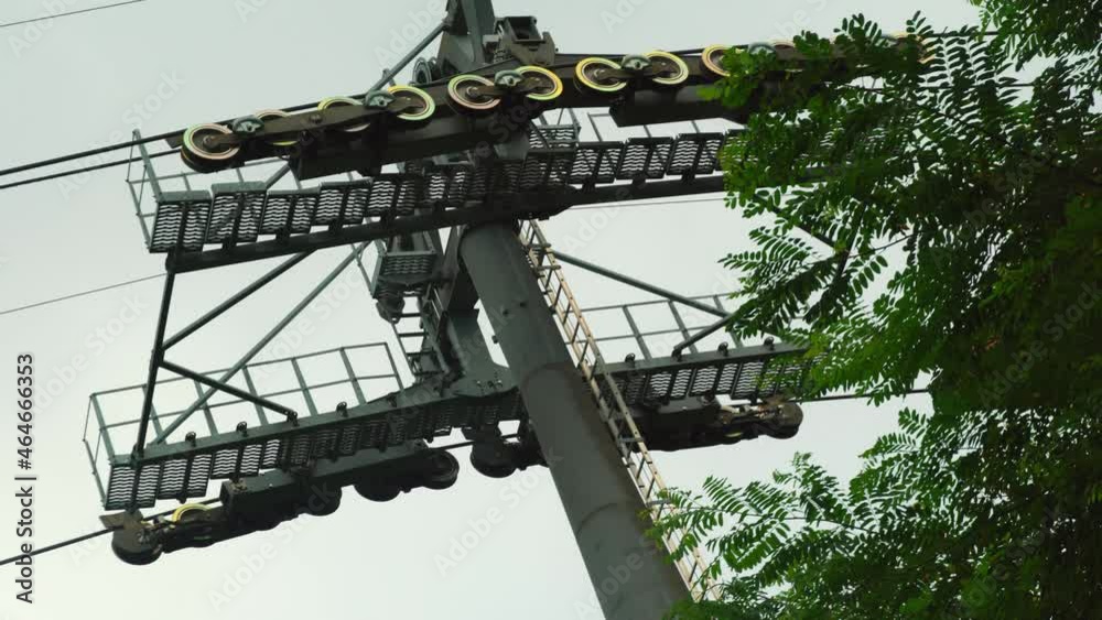 Raise the support tower with rollers. The metal mounting of the cab ...