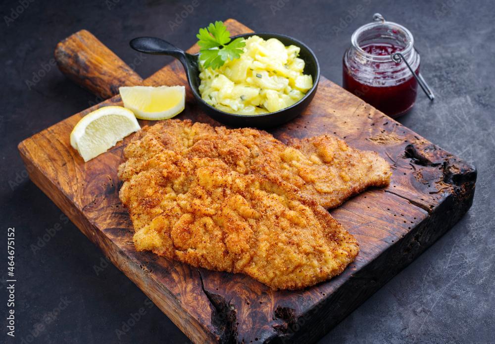Traditionelles frittiertes Schnitzel mit Kartoffelsalat und ...
