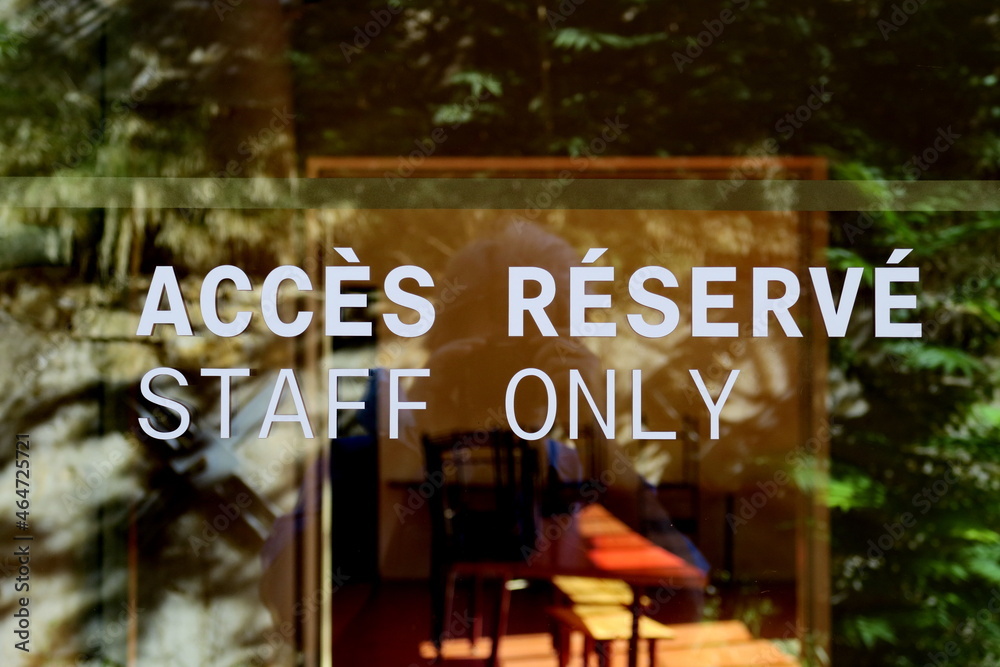 Accès reservé. Staff Only. Inscriptton sur une porte vitrée. Stock ...
