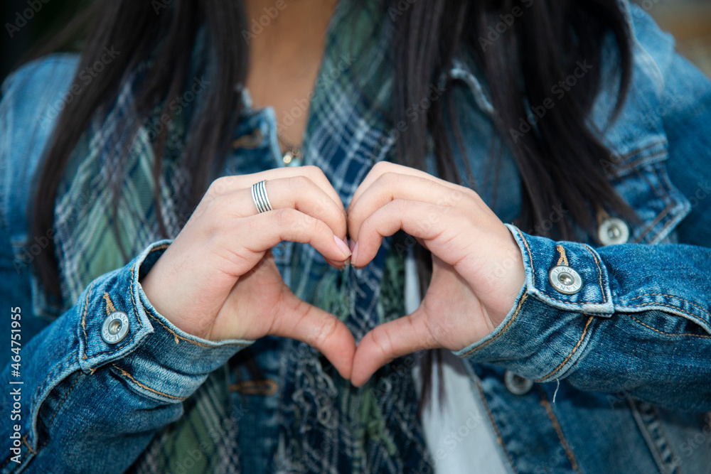 Dos manos formando un corazón con sus dedos. Stock Photo | Adobe Stock