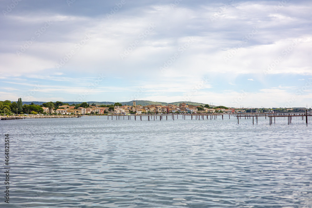 Foto de Vue par temps nuageux sur le village de Bouzigues, sur bord de ...