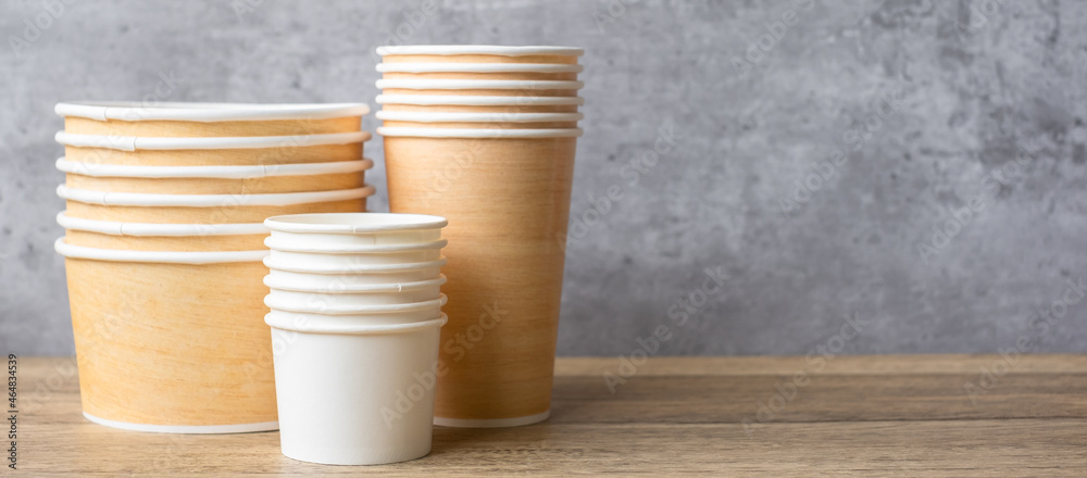 Eco friendly food packaging on table background. natural container: cup ...