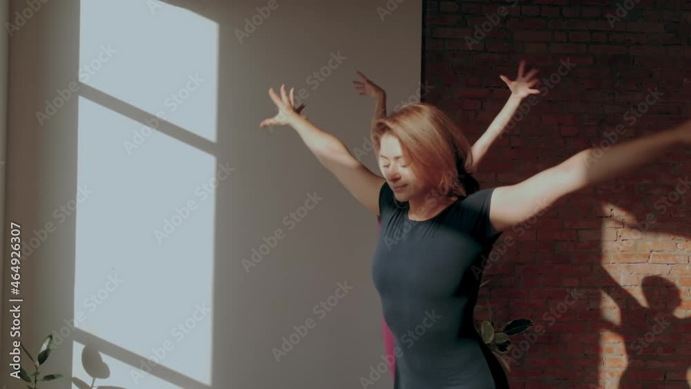 Vidéo Stock Morning yoga. Two young women in sports uniforms make ...