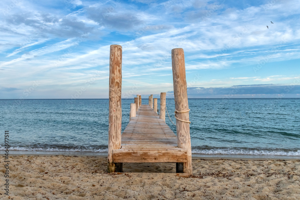 Ponton en bois sur la célèbre et magnifique plage de sable de ...