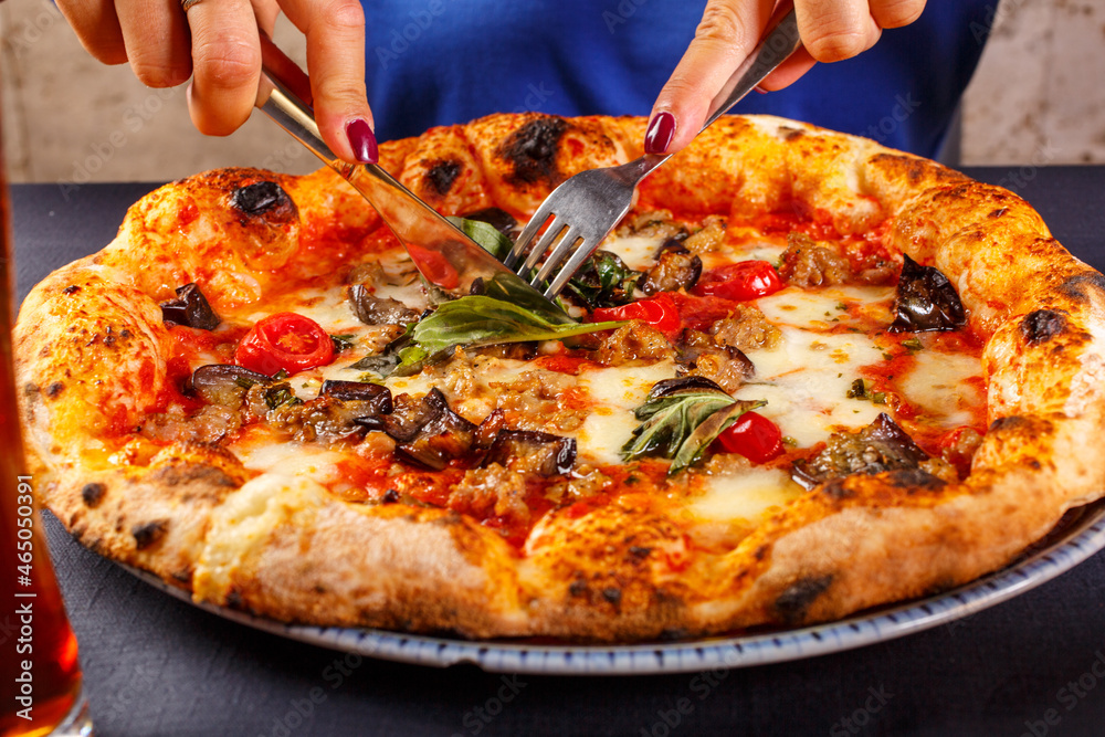 Foto Stock Pizza napoletana con sugo di pomodoro, salsiccia, basilico ...