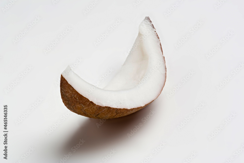 Coco aberto em Fundo Branco Stock Photo | Adobe Stock