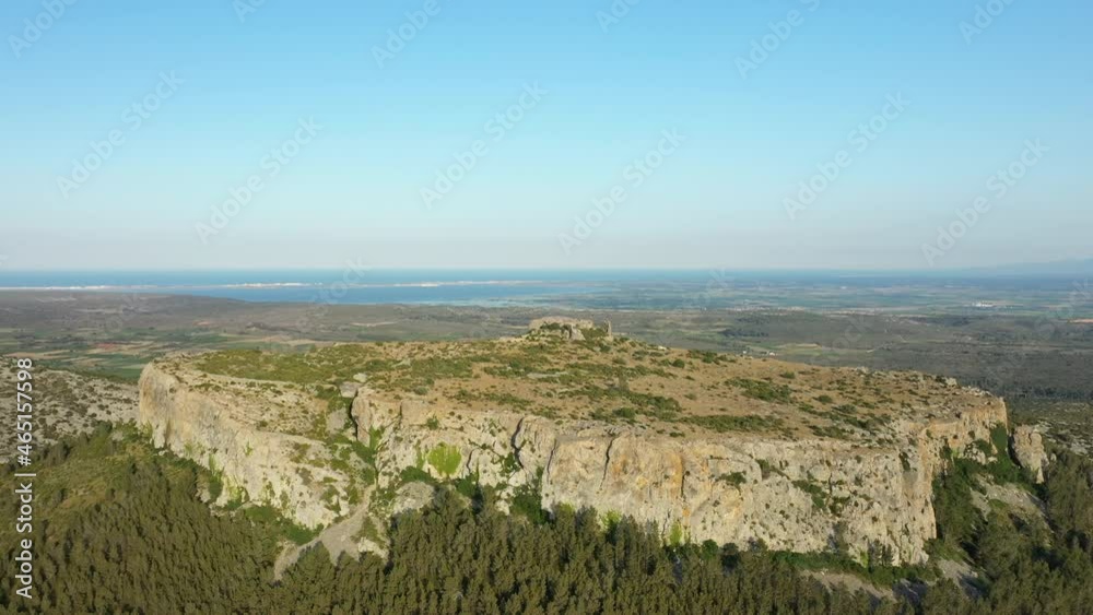 Le château de Opoul Périllos sur le plateau rocheux au milieu de la ...