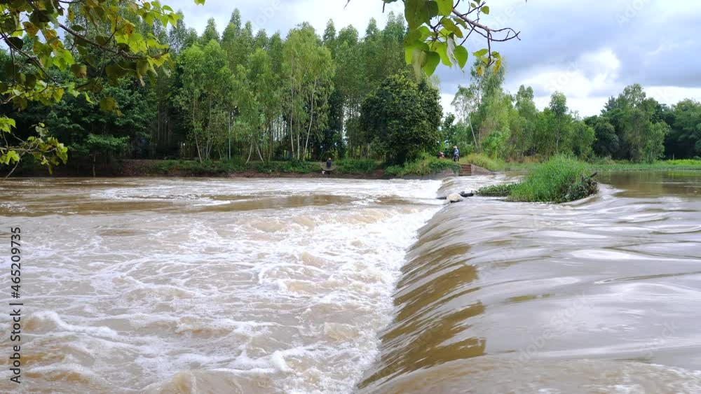 Vidéo Stock Plenty of water falling from the concrete reservoir dam ...