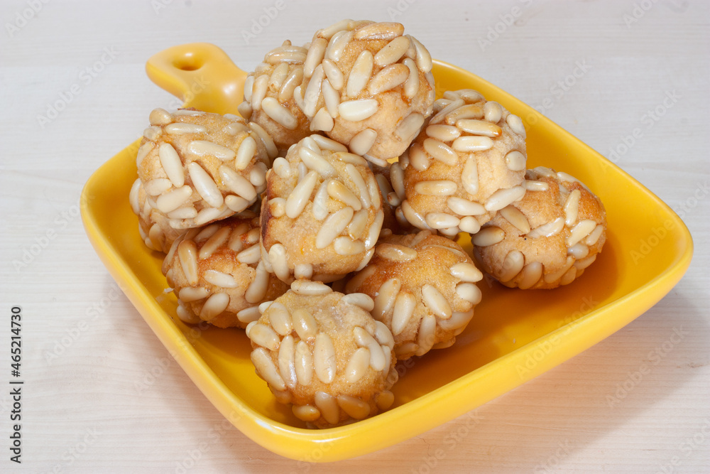 Panellets de piñones artesanales. Concepto comida postre tradicional ...