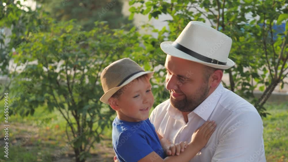 Vidéo Stock a little boy hugs his beloved father, dad is in the arms of his son, happy family ...